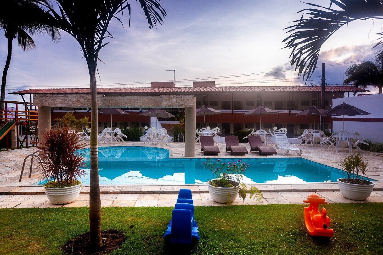 Piscina exterior, espreguiçadeiras 