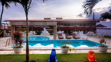 Piscina externa, espreguiçadeiras