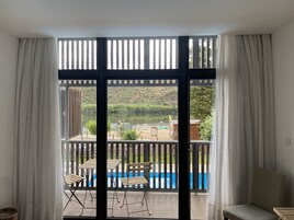 Quarto casal ou duplo, sacada, vista para o rio | Frigobar, quartos à prova de som, berços grátis