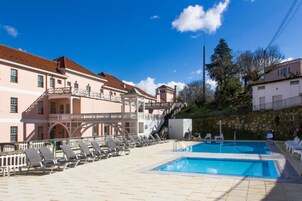 Piscina exterior sazonal, guarda-sóis, espreguiçadeiras 