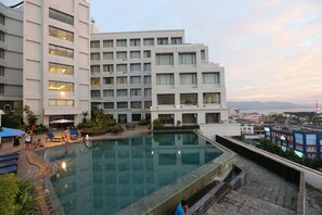 Piscina exterior, espreguiçadeiras 