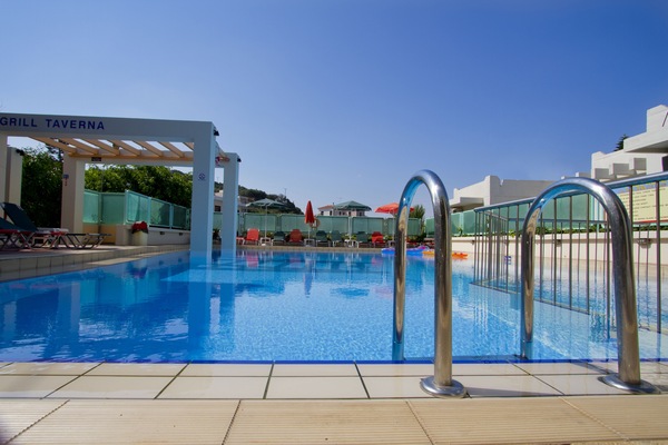 Piscina externa sazonal, funciona das 9h às 21h, guarda-sóis