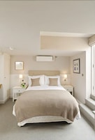 Quarto Clássico com Cama de Casal, casa de banho anexa | Minibar grátis, ferro/tábua de engomar, Wi-fi grátis