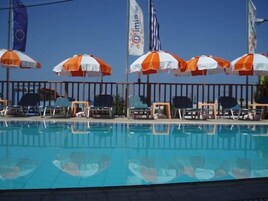 Piscina exterior sazonal, guarda-sóis, espreguiçadeiras