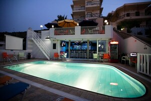 Piscina externa sazonal, guarda-sóis, espreguiçadeiras