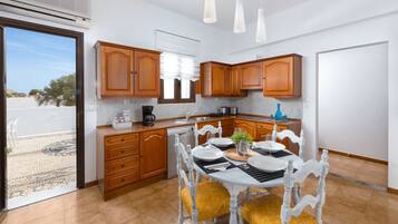 Villa, 2 quartos | Cozinha privada | Um frigorífico/congelador grande, um micro-ondas, um forno