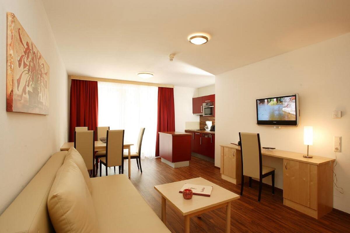 Apartamento, 2 quartos, pátio, no edifício anexo (excl. final cleaning 49 EUR) | Sala de estar | Televisor de ecrã plano de 26 polegadas com canais por cabo, televisor
