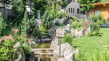 Piscina interna, piscina externa, funciona das 10h às 22h, guarda-sóis