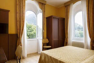 Edredões de penas, minibar, cofre no quarto, secretária 