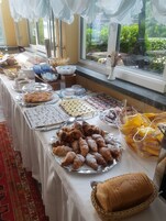 Pequeno-almoço tipo buffet diário mediante uma taxa 