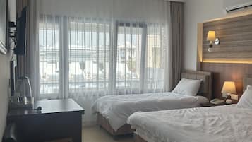 Triple Room | Frigobar, cofres nos quartos, escrivaninha, Wi-Fi de cortesia