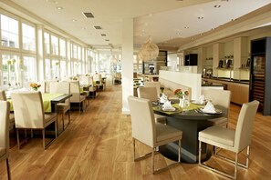 2 restaurantes, pequenos-almoços servidos, cozinha regional