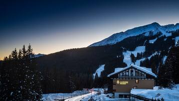 Fachada do alojamento (tarde/noite)