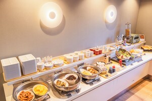 Pequeno-almoço tipo buffet diário (1100 JPY por pessoa) 