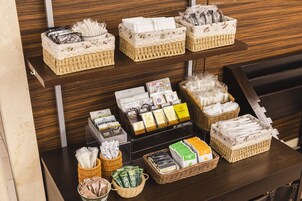 Artigos de higiene pessoal e comodidades disponíveis num hotel.