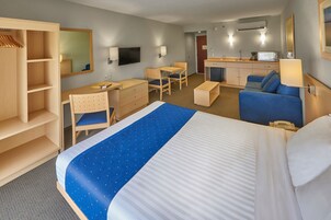 Suite, 1 cama queen-size e sofá-cama | Edredões de penas, cofre no quarto, secretária 