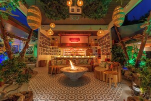 Bar com lareira, área de estar e parede de fotografias emolduradas.