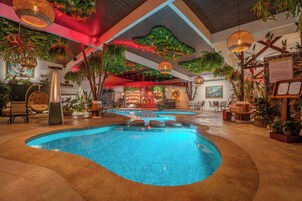 Piscina interior, espreguiçadeiras 