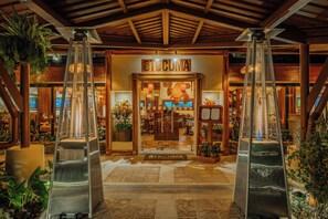 2 bares/lounges, um bar à beira da piscina, um bar junto à piscina 