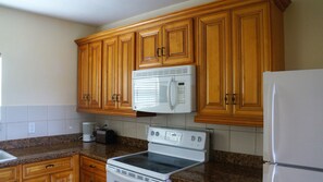 Suíte estúdio elite, 1 quarto, cozinha, vista para o lago | Cozinha privada | Geladeira, micro-ondas, cooktop, cafeteira/chaleira