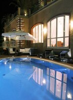 Piscina externa sazonal, guarda-sóis