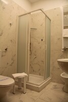 Quarto Duplo ou Twin | Casa de banho | Um bidé, toalhas fornecidas 