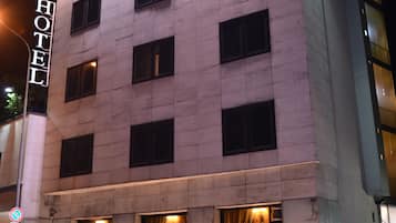 Fachada do alojamento (tarde/noite)
