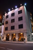 Fachada do alojamento (tarde/noite)