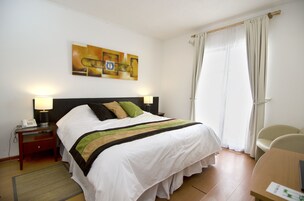 Quarto casal | Frigobar, cofres nos quartos, Wi-Fi de cortesia