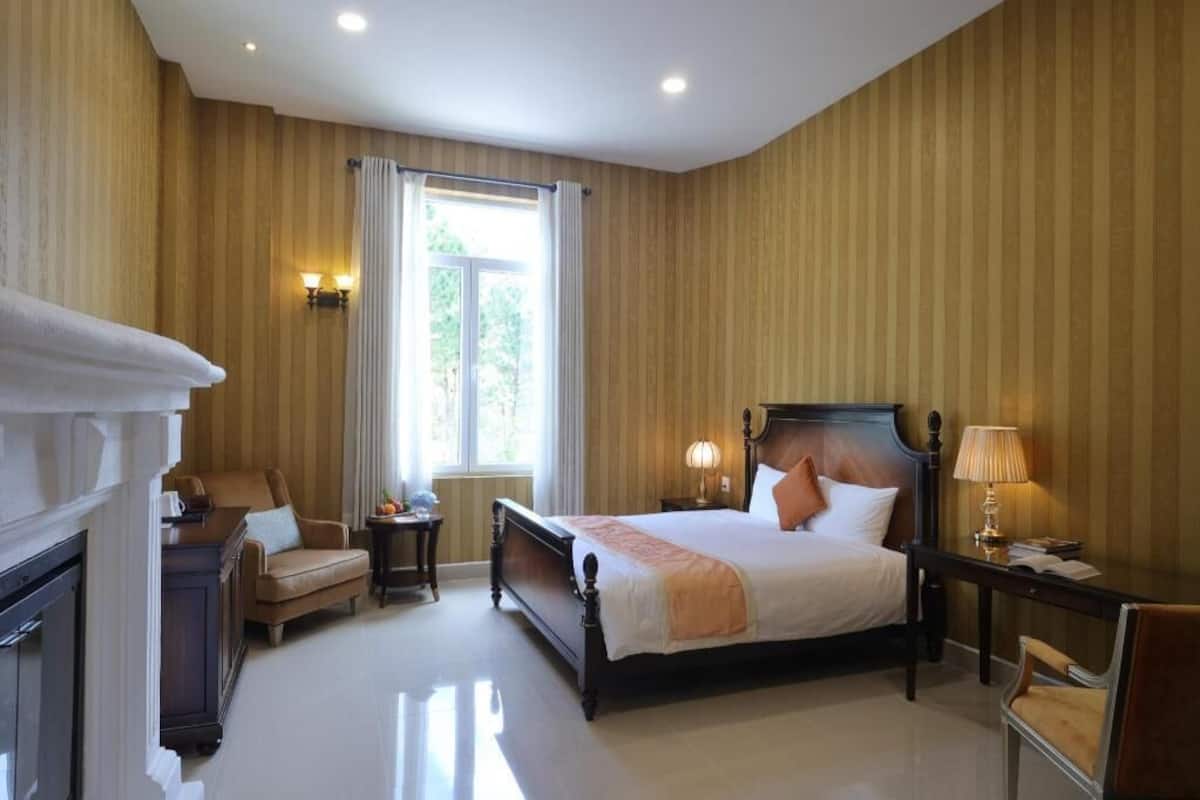Frigobar, cofres nos quartos, escrivaninha, cortinas blackout