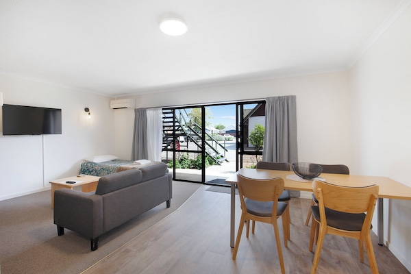 Apartamento conforto, 1 quarto | Área de estar | TV LED 42 polegadas com canais digitais, TV, DVD player