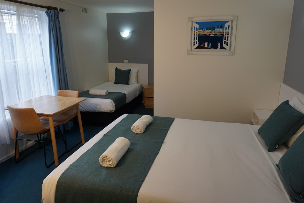 Quarto duplo | Escrivaninha, ferros/tábuas de passar roupa, Wi-Fi de cortesia