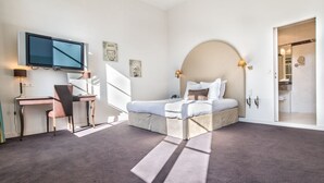 Quarto casal conforto | Roupas de cama premium, frigobar, cofres nos quartos, escrivaninha