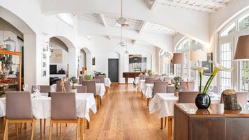 Pequenos-almoços e jantares servidos, com vista para o jardim