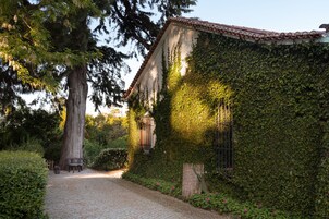 Pequenos-almo ços e jantares servidos, com vista para o jardim 