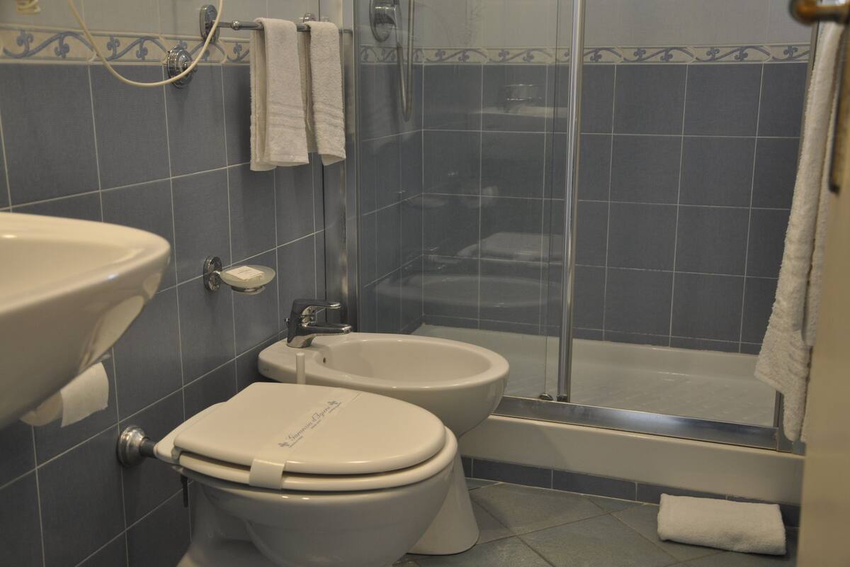 Quarto Duplo ou Twin Clássico, vista para o mar | Casa de banho | Um polibã, um chuveiro fixo, um secador de cabelo, um bidé 