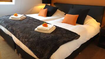 Quarto duplo (single use) | Cofres nos quartos, escrivaninha, cortinas blackout