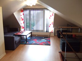 Cobertura lua de mel, vista para o mar | Área de estar | TV LED 42 polegadas com canais via satélite, TV, DVD player