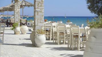 Pequenos-almoços servidos, cozinha grega, com vista para a praia