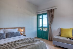 Quarto luxo, vista para o mar | Frigobar (abastecido com itens grátis), cofres nos quartos, escrivaninha