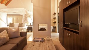 Um quarto moderno com uma cama, uma mesa de centro de madeira e um aparador para TV.