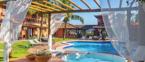 2 piscinas externas, espreguiçadeiras