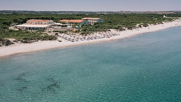 Na praia, espreguiçadeiras, guarda-sóis de praia