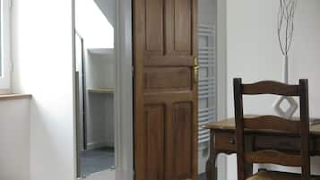 Quarto Duplo | Secretária, cortinas/cortinados opacos