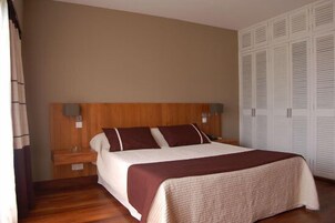 Quarto casal standard | Frigobar, cofres nos quartos, escrivaninha, Wi-Fi de cortesia