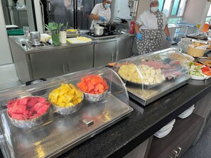 Pequeno-almoço continental diário mediante uma taxa 