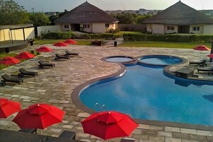 Piscina externa, guarda-sóis, espreguiçadeiras