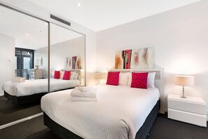 2 quartos, com decoração personalizada, com mobília individualizada 
