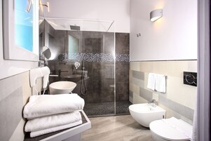 Quarto Júnior (Prime) | Casa de banho | Um polibã, artigos de higiene pessoal grátis, um secador de cabelo 