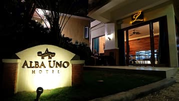 Fachada do alojamento (tarde/noite)